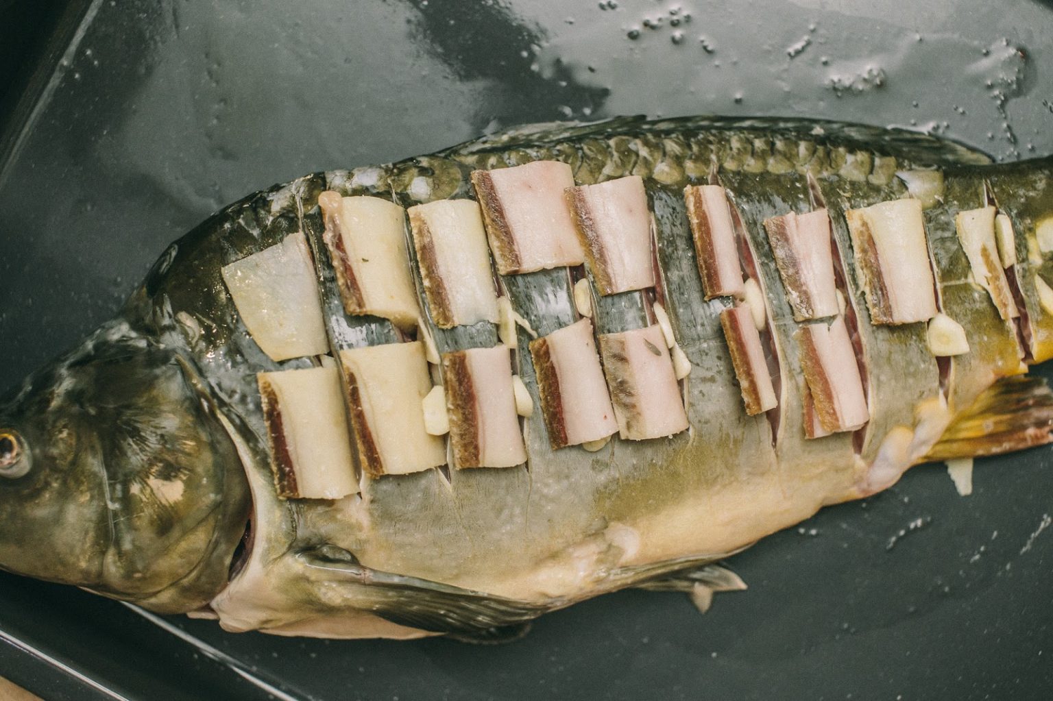 Riba petkom: Pijani šaran sa slaninom i pečenim krumpirom