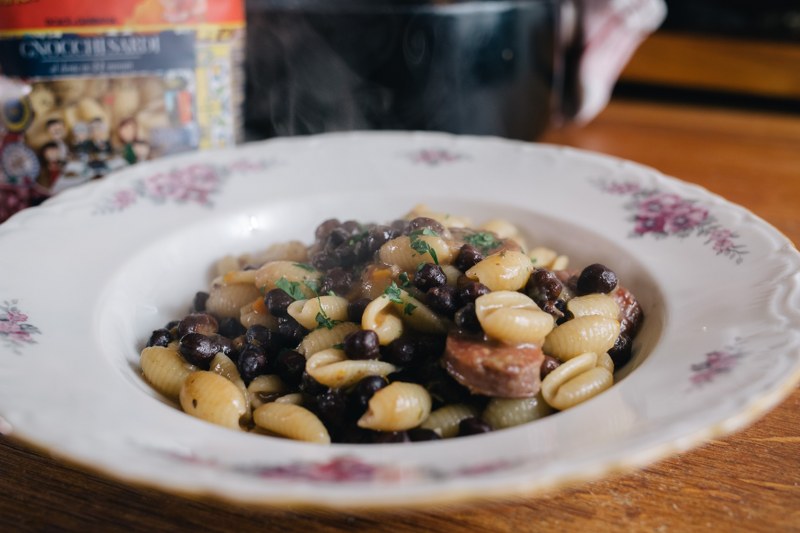 Pašta fažol, ali drugačije: Crni slanutak s kobasicama i tjesteninom